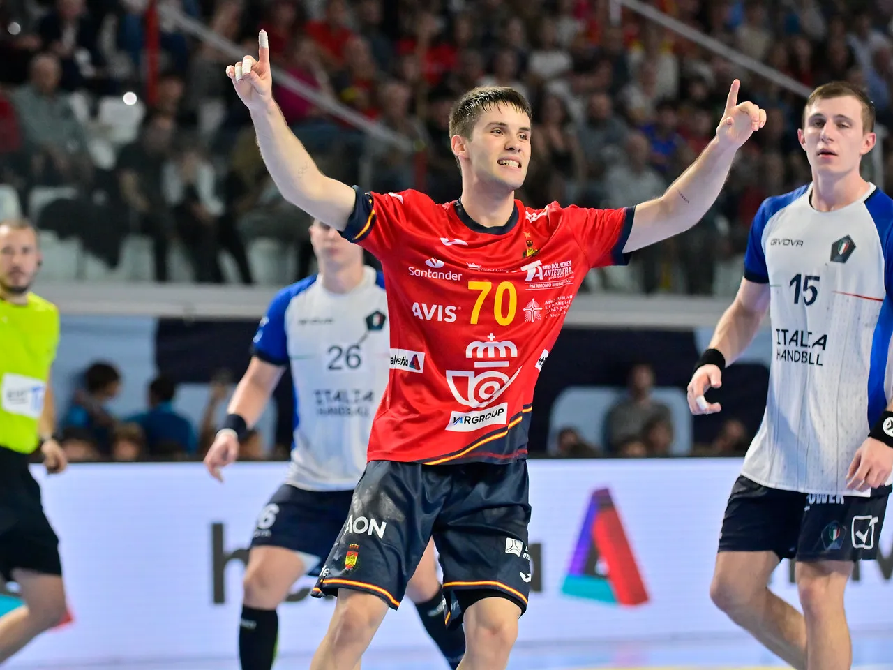 Spain avoid shock defeat against Italy; all home teams win