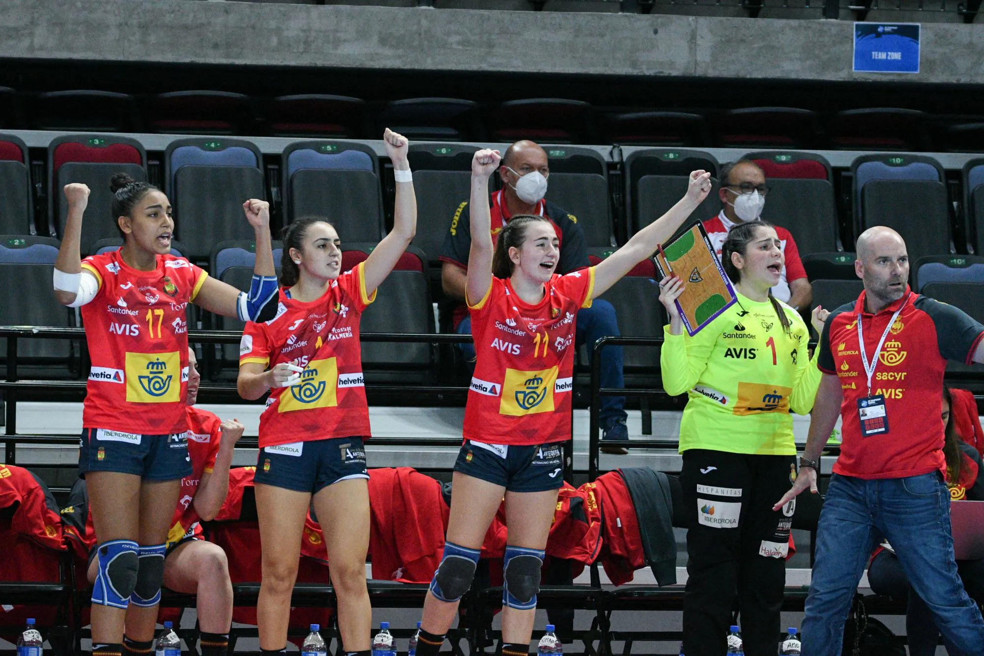 Eight teams remain unbeaten at W17 Championships
