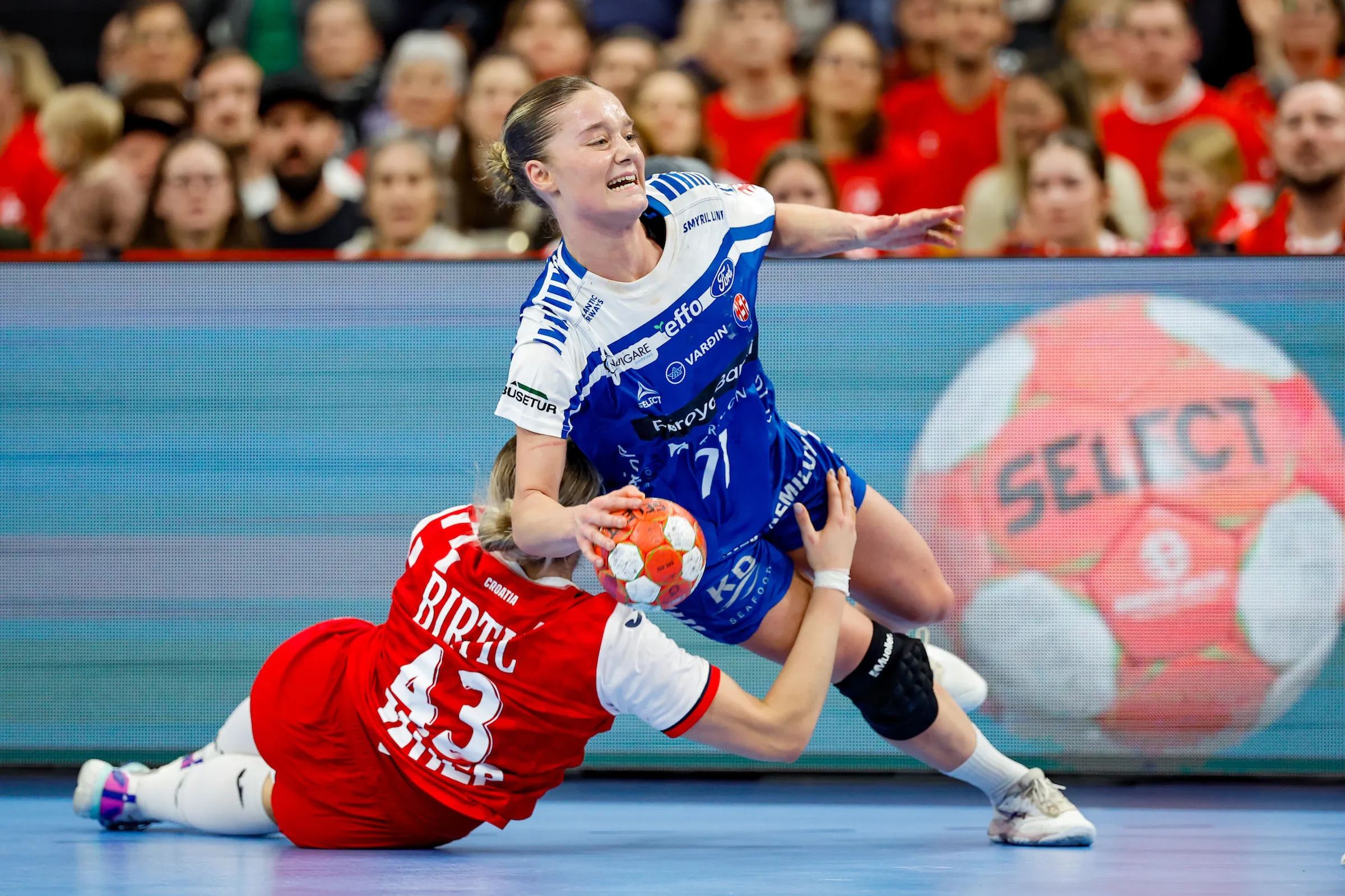 Olympic medallists speed through Women's EHF EURO preliminary round
