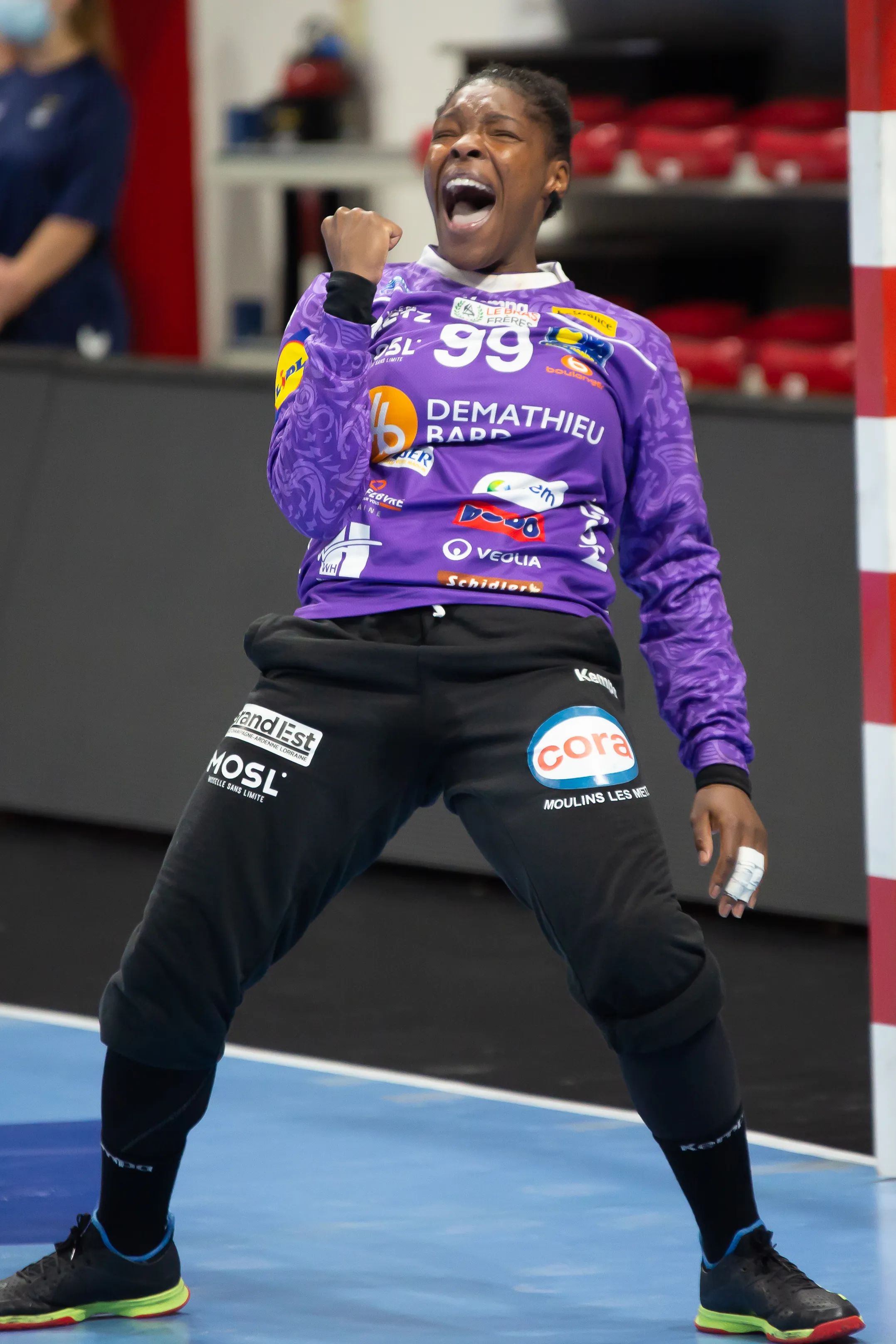 Metz upset titleholders