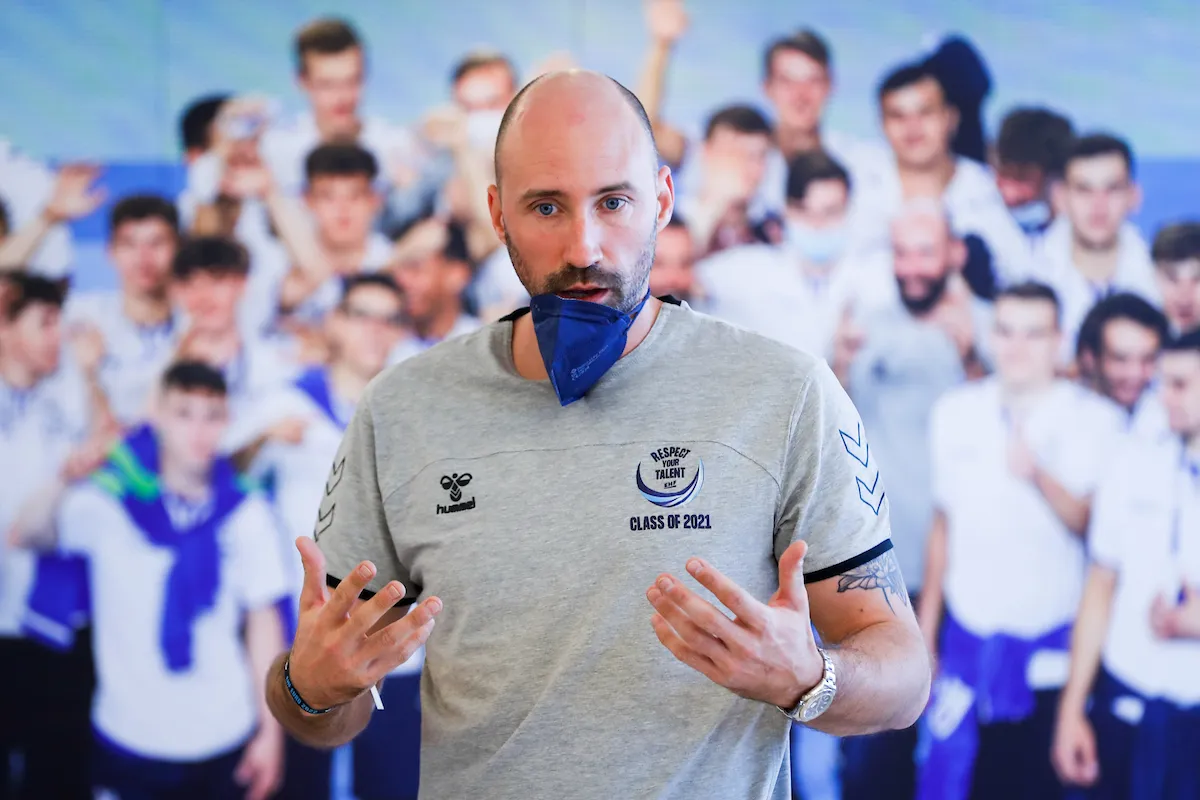 Handball legends pass on knowledge to future generation