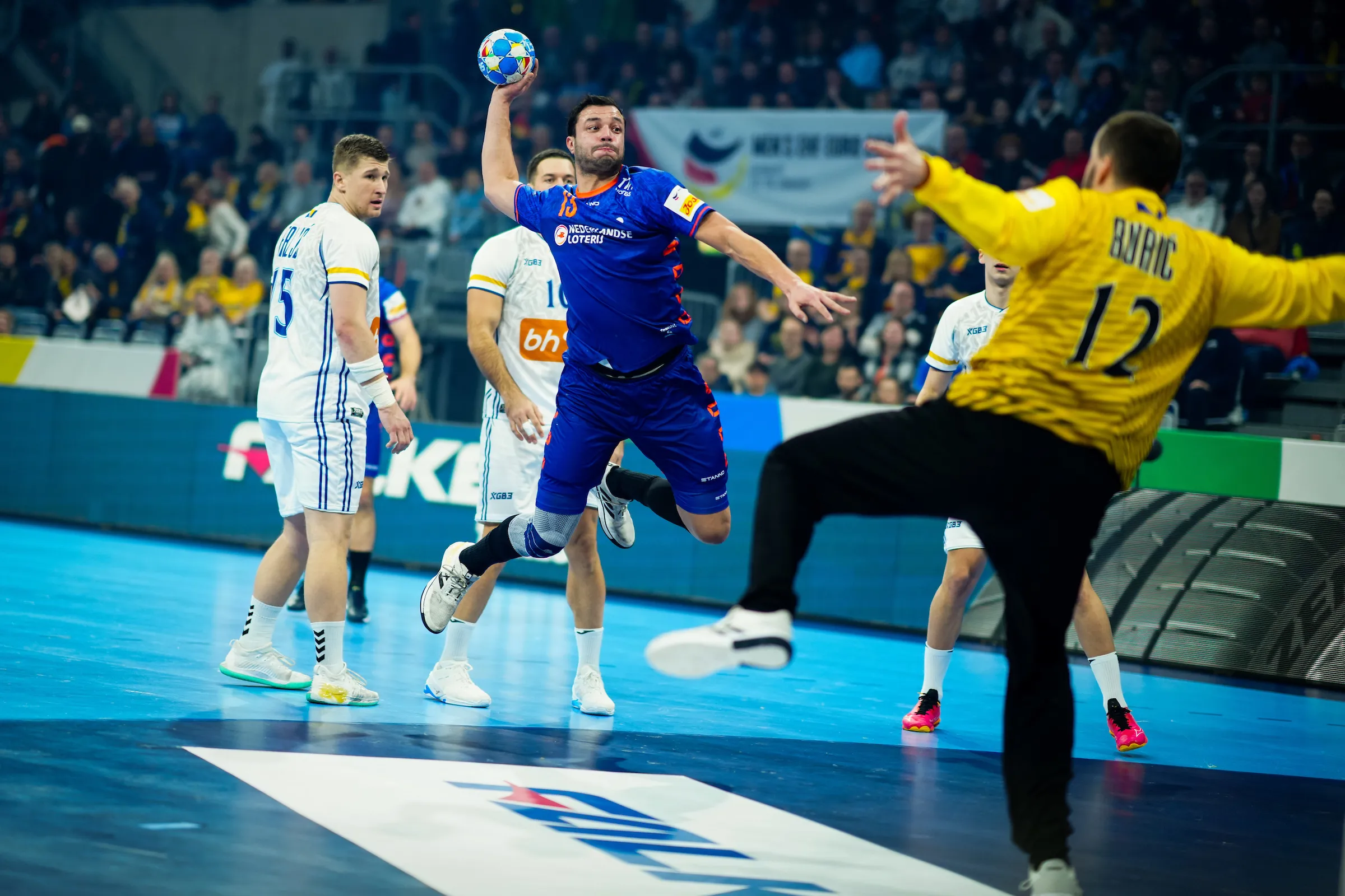 Record win brings the Netherlands to edge of main round