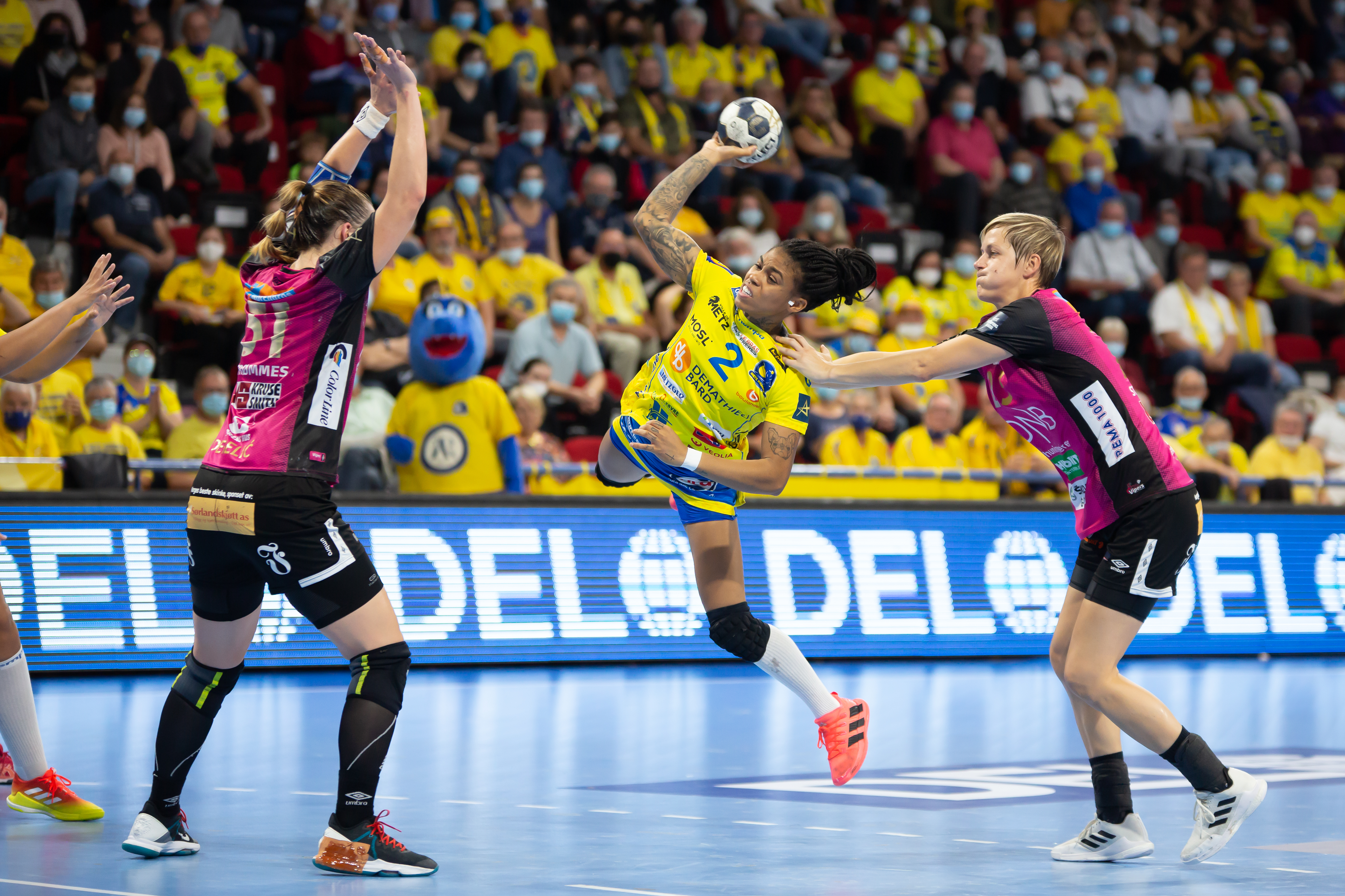 Metz upset titleholders